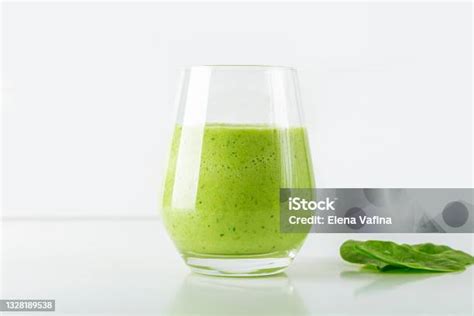 시금치 사과 오이 두유의 녹색 스무디가 흰색 배경에 유리로 들어 있습니다 가정 요리 비건 건강 해독 식사 식이 및 Weght 손실 음료 건강한 생활방식에 대한 스톡 사진 및