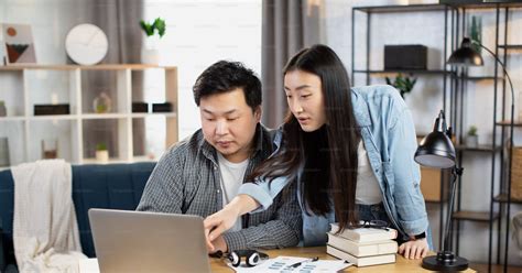 캐주얼 복장을 한 아시아 남자와 여자가 작업 회의 중 컴퓨터 화면을 보고 있다 밝은 사무실에서 협력하거나 집에서 온라인으로 일하는 젊은 비즈니스 파트너 사진