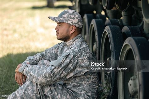 아시아 남자 특수 부대 군인이 현장 임무에 반대합니다 사령관 육군 군인 군사 수비수 제복을 입고 전쟁 중에 전투 탱크 근처에 앉아 있습니다 30 39세에 대한 스톡 사진 및