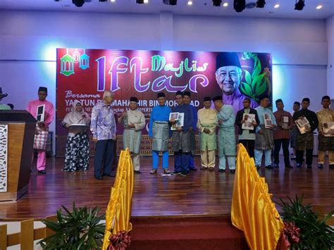 Ikram Yusof On Linkedin Kelab Perkim Universiti Kpu Was Receiving Award From Our Pm Last Night…