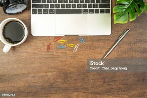 노트북 및 고정 사무실 또는 사무실 나무 테이블 배경 복사 공간을 제공합니다 개념에 대한 스톡 사진 및 기타 이미지 개념 고정됨 공란 Istock