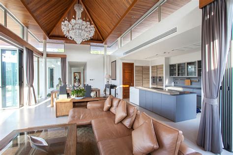 럭셔리 풀 빌라의 거실의 인테리어 디자인 높은 제기 천장과 나무 식탁 공기와 밝은 공간 0명에 대한 스톡 사진 및 기타 이미지