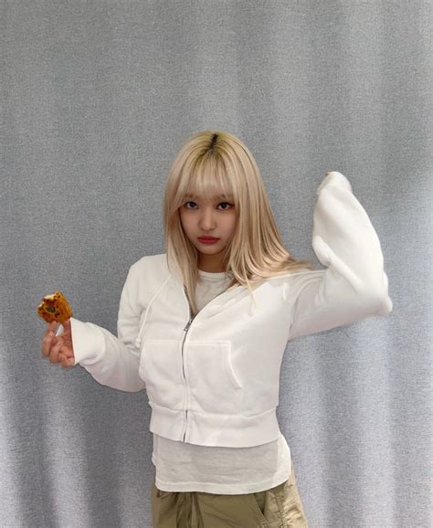 Blip 탈색을 하고 바비인형이 된 여돌이 있다🐯