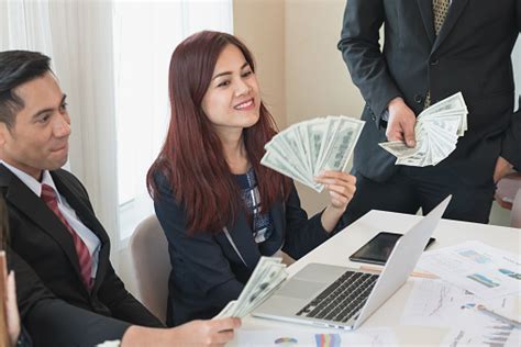 아시아 사업 남자와 여자 그룹 성공적인 사업 돈 많이 있다 과 사무실 책상 및 문서에 노트북 비즈니스 성공 개념 2명에 대한 스톡 사진 및 기타 이미지 Istock