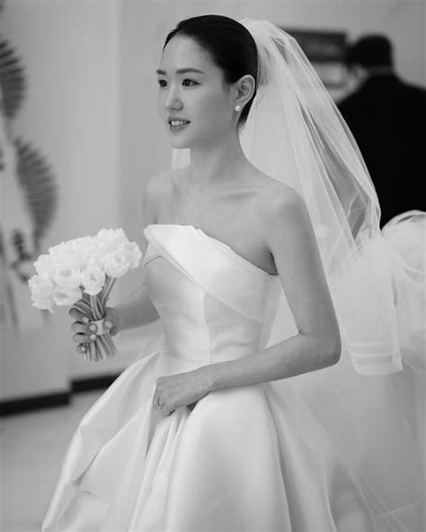 아르하 서울본점 실크웨딩드레스 · Wedding Review 차분한 교회 예식에 잘 어우러지는 서정적인 무드의 숏테일 머메이드 딜라이트‘ 진주 이어링과 롱배일