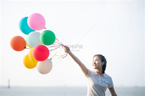 풍선을 들고 소녀 사진 무료 다운로드 Lovepik