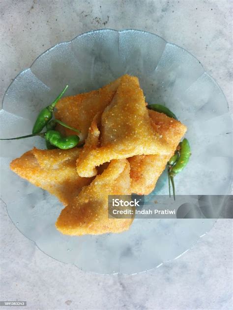 야채 리졸 또는 리졸 사유르 또는 리솔 사유르는 채소로 속을 채우고 크레이프 모양의 포장지에 싸서 빵가루로 말아서 튀긴 것입니다 칠리에 제공됩니다 0명에 대한 스톡 사진 및