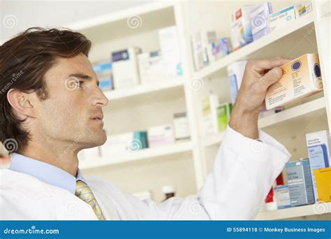 Amerikaanse Apotheker Die In Apotheek Werken Stock Foto Image Of Binnen Concentratie 55894118