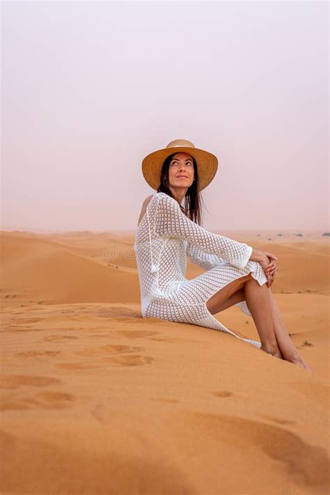 Mujer Con Traje Blanco Y Sombrero De Paja Sentada En Dunas De Arena Foto De Archivo Imagen De