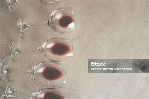 공간을 가진 베 통 배경에 투명 와인 잔에 레드 와인 Bojole 누 보 와인 바 와이너리 와인 시음 컨셉 평 신도 건조한에 대한 스톡 사진 및 기타 이미지 Istock