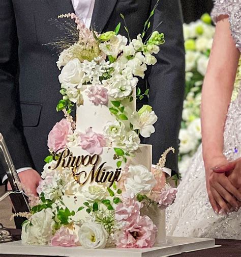 버터플라이케이크 웨딩케이크 연예인케이크 생화케이크 꽃케이크 3단케이크 행사케이크 돌케이크 블루를 좋아하시는 친구분께 드린다고 주문해주셨습니다💙 쨍한