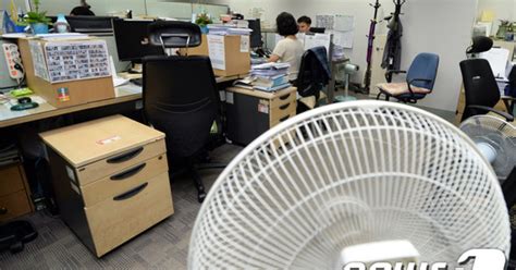 30도 넘는데 사장님이 리모컨을 안놔요폭염 속 에어컨 갑질