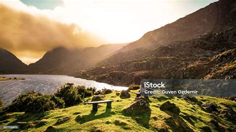 던로의 갭 카운티 케리 아일랜드 관점에서 호수를 보는 여자 자연 속에서 자유롭다 자연 속에서 강한 여자 산을 오르는 여자 영화 같은 자연 사진 휴식 명상 자연 자연 속에서