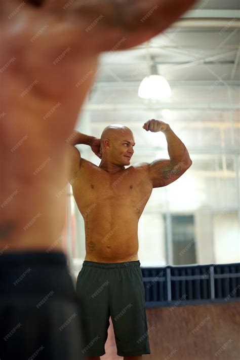 Hombre Fuerte Flexionando El Brazo Y El Espejo En El Gimnasio Con Entrenamiento De Fitness Y