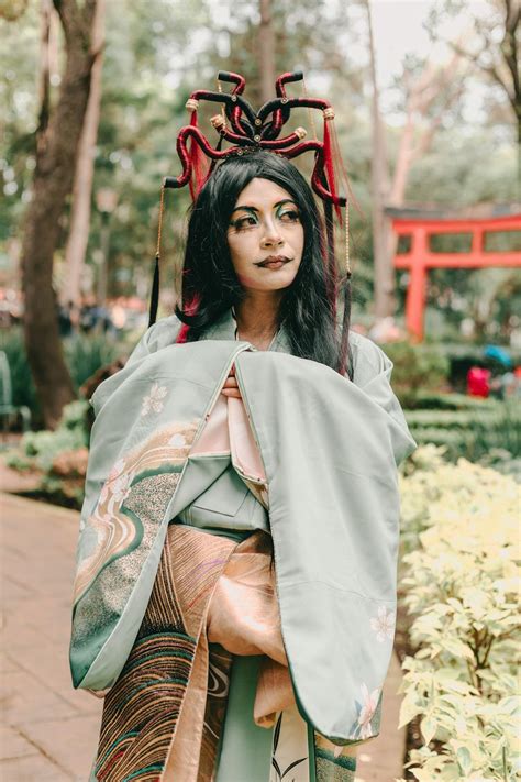 가을 검은색 게이샤 격식 있는 경치가 좋은 고요한 기모노 나무 녹색 드레스 메이크업 모델 문화 문화 유산 문화적 민족 전통의 빈티지 빨간 숲