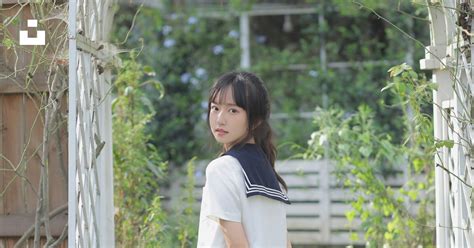 흰 셔츠와 검은 치마를 입은 여자가 검은 가방을 들고 있다 사진 Unsplash의 무료 회색 이미지