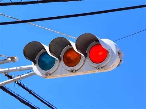 「また赤信号だ！」実は必然？ 人間心理を突いた信号のカラクリ せっかちドライバーは“制御”されている 乗りものニュース