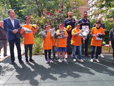 Кметът Димитър Николов и шампионите от Нефтохимик изненадаха потребителите на защитено жилище