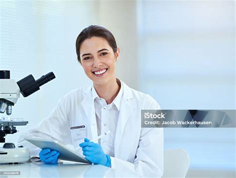 초상화 과학 및 여성 실험실 태블릿 및 돌파구 현미경 또는 의료용 연구 생명공학 과학자 또는 미래 공학과 관련된 얼굴 사람 또는 직원이 백신 테스트 또는 분석을 담당합니다