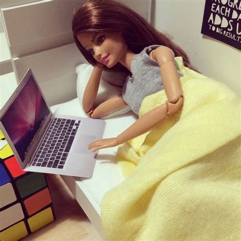 Barbie Is Enjoying A Lazy Day In Netflixbinge Cosas De Barbie Vida De Barbie Muñecas Barbie