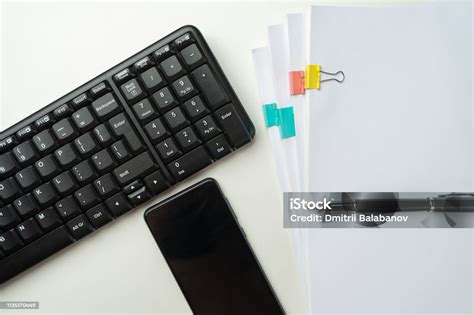 컴퓨터 키보드 및 소모품 사무실 책상 테이블 흰색 바탕에 복사 공간이 있는 평면도 모의 업 개념에 대한 스톡 사진 및 기타