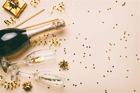 컬러 반짝이 색종이와 선물 상자 공간이있는 샴페인 병으로 컬러 풀 배경 상단 보기에 텍스트를 제공합니다 재미있는 크리스마스와 생일 축하 1위에 대한 스톡 사진 및 기타