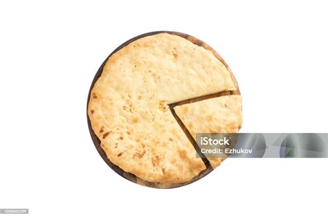 흰색 배경에 고립 된 슬라이스와 바삭한 수제 퍼프 치즈 파이 건강한 식생활에 대한 스톡 사진 및 기타 이미지 건강한 식생활 그릇 그리스 문화 Istock