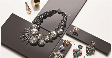 홀리데이 스타일링의 완성 볼드 주얼리