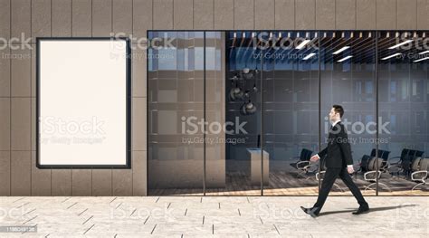 비즈니스 센터의 벽에 빈 흰색 포스터와 거리 사업가에 산책 은행업무에 대한 스톡 사진 및 기타 이미지 은행업무 로비 건축물 특징 창문 Istock