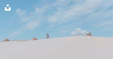 스노보드를 타고 눈 덮인 슬로프를 내려가는 남자 사진 Unsplash의 무료 이탈리아 이미지