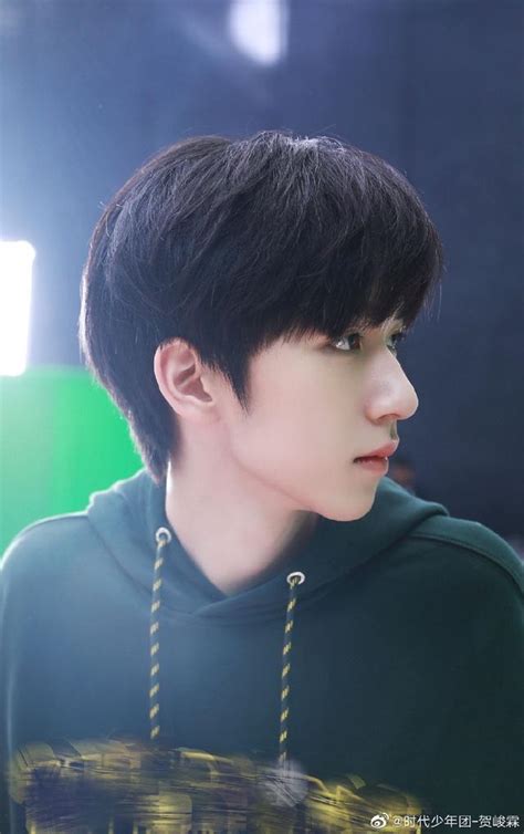 贺峻霖中传校园玩套圈被网友偶遇 顺毛乖巧表情认真好帅气 新浪图片