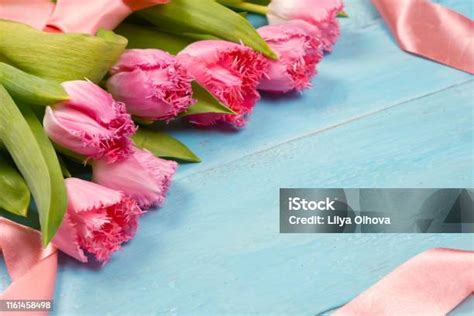 파란색 나무 테이블에 튤립의 꽃다발 행복한 여성의 날 3월 8일 어버이날 플랫 레이 및 복사 공간 0명에 대한 스톡 사진 및 기타 이미지 Istock