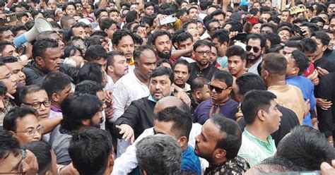 শোডাউন করে বঙ্গবন্ধুর প্রতিকৃতিতে সম্রাটের শ্রদ্ধা