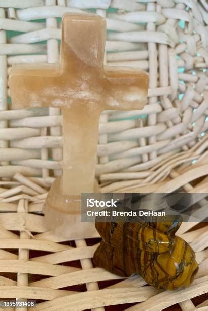 부활절을위한 하얀 고리 버들 바구니에 새겨진 돌 십자가와 호랑이의 눈 토끼 토끼 0명에 대한 스톡 사진 및 기타 이미지 0명 갈색 고리 세공 Istock