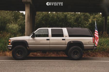 1999 Chevrolet K1500 Suburban With 17x9 38 Method Mr105 And 37125r17