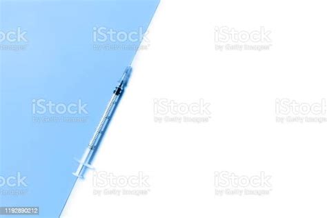 트렌디 한 파란색과 고립 된 흰색 배경에 빈 주사기 플랫 레이 스타일입니다 의료 및 여성 미용 컨셉 인슐린에 대한 스톡 사진 및 기타 이미지 Istock
