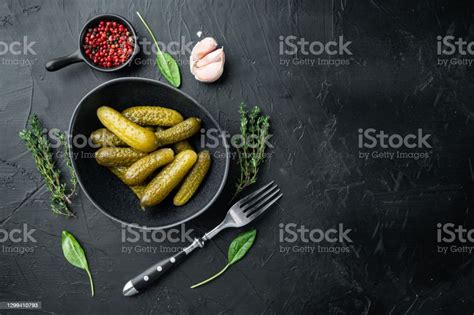 절인 오이 검은 배경에 상단 보기 평면 누워 텍스트 카피 스페이스를위한 공간 0명에 대한 스톡 사진 및 기타 이미지 0명 건강한 식생활 검은색 Istock