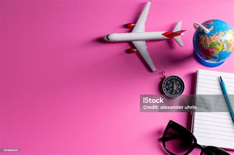여름 주말 여행 휴가 액세서리 비행기 여권 카메라 전화 상단 보기 플랫 핑크 파스텔 배경에 누워 공간을 복사합니다 여행 컨셉