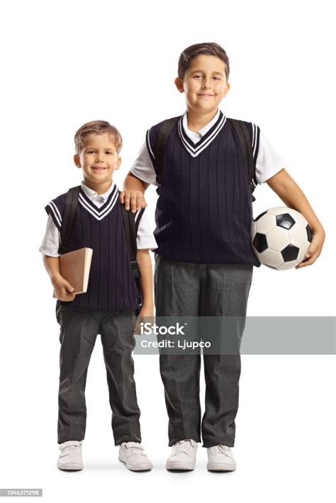 학교 유니폼을 입고 흰색 배경에 고립 된 축구를 들고 두 여학생의 전체 길이 초상화 2 3 살에 대한 스톡 사진 및 기타 이미지 2 3 살 4 5세 귀여운 Istock