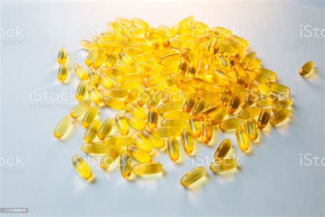 오메가 3 흰색 나무 배경에 알 약 건강한 식단 보충제 비건 식품을 위한 생선 기름 개념에 대한 스톡 사진 및 기타 이미지 개념 개념과 주제 건강관리와 의술 Istock