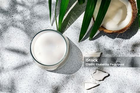 유리에 코코넛 밀크와 야자 잎 배경에 코코넛의 절반 식물성 우유 유당이없는 비 유제품 건강 음료 비건 음식 0명에 대한 스톡 사진 및 기타 이미지 Istock