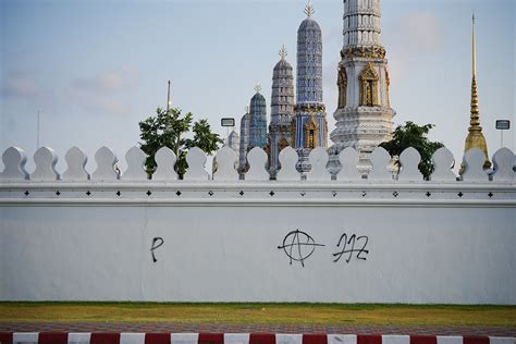 วัยรุ่นพ่นสัญลักษณ์ ไม่เอา 112 บนกำแพงวัดพระแก้ว ตำรวจรวบทันควัน ส่ง บก น 6 ประชาไท