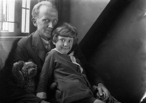 Aamilne With His Son Christopher Robin And Pooh Bear Ursinho Pooh