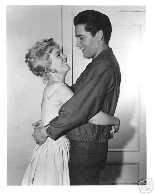 Elvis Presley Stella Stevens Girls On The Set Photo 41277839