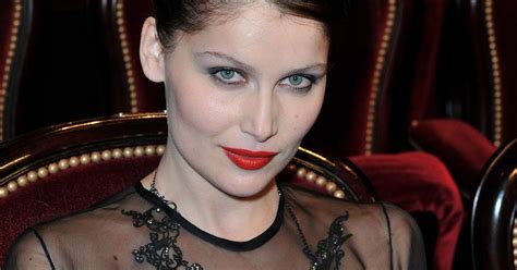 Com Decotes E Transpar Ncias Famosas Deixam Parte Dos Seios Mostra