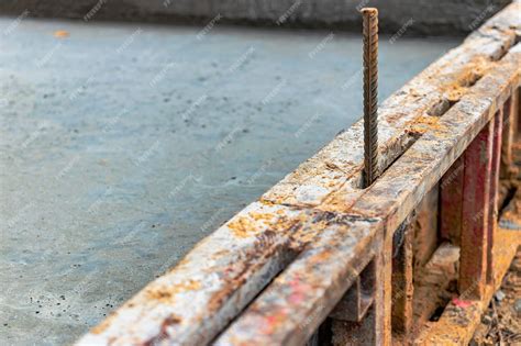 현대 모 놀리 식 주거용 건물의 철근 콘크리트 기초 콘크리트를 붓기 위해 철근 메쉬로 준비된 거푸집 모 놀리 식 건설 기술 프리미엄 사진