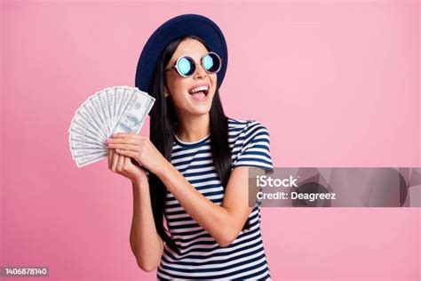 파스텔 핑크 컬러 배경에 고립 된 돈 팬을 보여주는 입을 벌린 흥분한 여성의 사진 초상화 여자에 대한 스톡 사진 및 기타 이미지