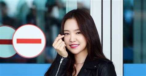 포토 손나은 손가락 하트로 시선 올킬