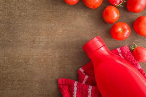 나무 테이블에 플라스틱 케첩 병 빨간 토마토 소박한 분위기입니다 식품 개념입니다 최고의 볼 수 있습니다 건강한 식생활에 대한 스톡 사진 및 기타 이미지 Istock