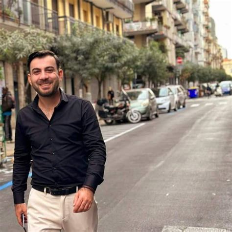 მე პირადად იშვიათი ადამიანი მინახავს ვინც ასე ფაქიზად ასე სათუთად ასეთი ტემბრით ასრულებდეს